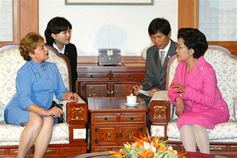 노무현사료관 브라질 룰라 대통령 부인인 마리자 레티시아 여사와 환담을 나누는 권양숙 여사