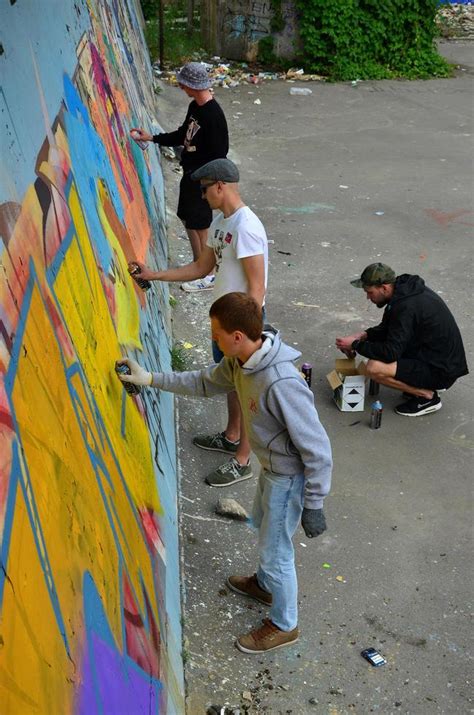 Charkow ukraine 2 mai 2022 festival der straßenkunst junge kerle