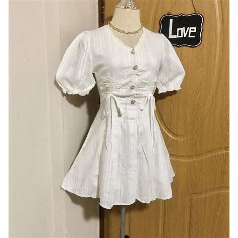 ส่งต่อ เดรสสีขาว เข้ารูป แขนพองมือสอง ทรงลูกคุณ เรียบ หรู ดูแพง ใส่ไปคาเฟ่ ทะเล ทำงาน งานบวช