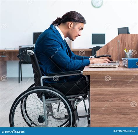 Jovem Trabalhador Do Sexo Masculino Em Cadeira De Rodas Foto De Stock Imagem De Empregado