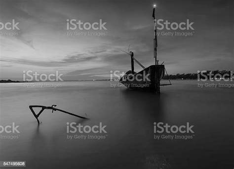 검은 색과 일몰 동안 해변에서 낚시 보트 강에 대한 스톡 사진 및 기타 이미지 강 경관 구름 Istock