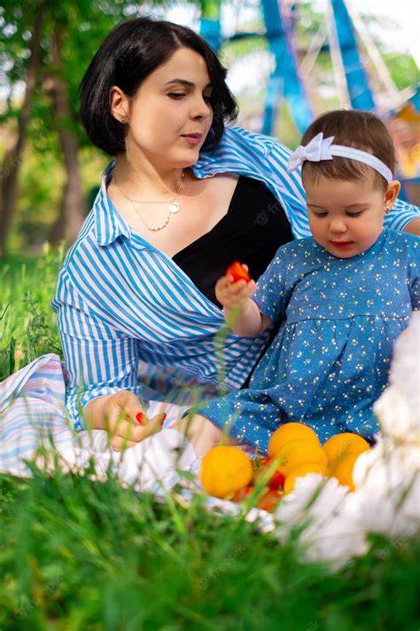 Die Schöne Mutter Und Ihre Süße Tochter Essen Erdbeeren Und Mandarinen