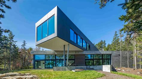 Elliott Architects Uses Dramatic Cantilever For House On A Bay