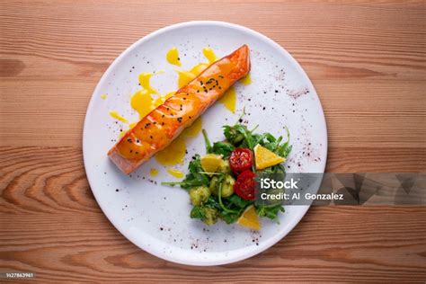 오렌지 소스와 샐러드와 함께 구운 연어 전형적인 지중해 연안 요리 미식가에 대한 스톡 사진 및 기타 이미지 미식가 스테이크 0명 Istock