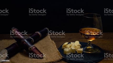 소박한 나무 테이블과 어두운 배경에 지팡이 조각이 있는 지팡이 럼 유리 0명에 대한 스톡 사진 및 기타 이미지 0명 날것