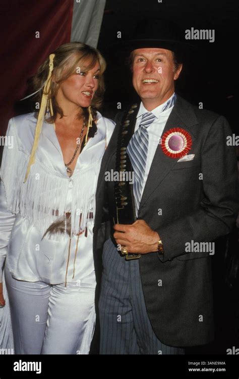 Dec 00 1981 Robert Culp With Wife Candace Faulkner 1981 Robertculpretro Phot By Phil Roach