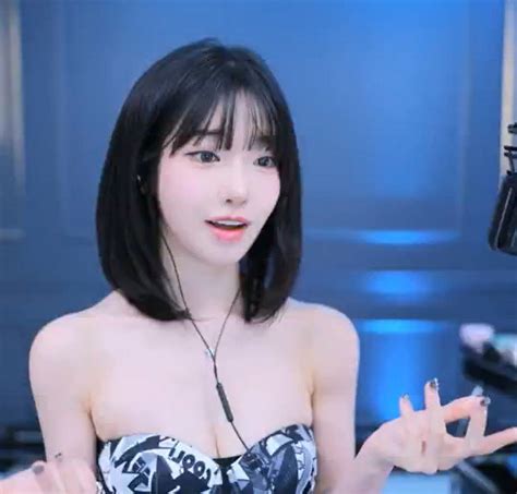 과즙세연 라이브서 해명 “스윗한 방시혁 美 식당 동행해준 것” [종합]｜스포츠동아