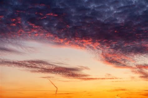 Hermosa puesta de sol colorida con nubes cúmulos Foto Premium