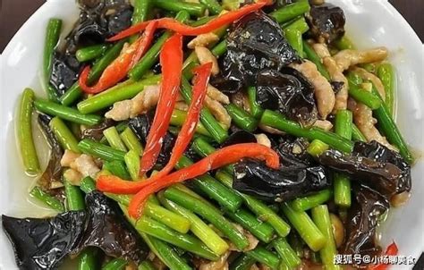 木耳和此物一起炒，排出毒素，燃烧脂肪，气血足了，早食早受益东方养生频道东方养生