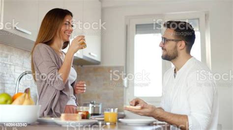 귀여운 부부는 부엌에서 아침 식사를 먹고 함께 즐거운 시간을 보내고 2명에 대한 스톡 사진 및 기타 이미지 2명 가정 생활 가정 주방 Istock