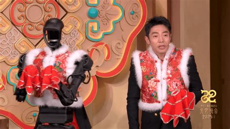 撒贝宁cos春晚机器人穿花袄转手绢，网友：毫无违和感！晚会观众哪吒