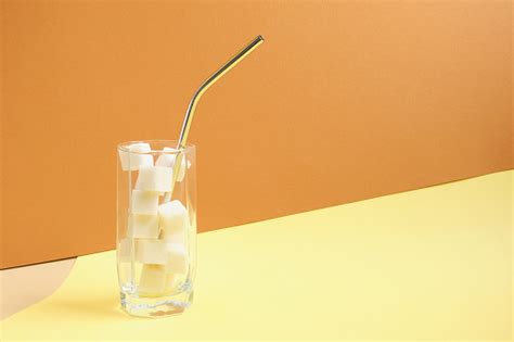 유리 베이지 색 및 갈색 배경 복사 공간에 금속 재사용 가능한 칵테일 튜브와 흰 설탕 큐브 가득 찬에 대한 스톡 사진 및 기타 이미지 Istock