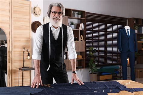 작업장에 있는 측정 테이프를 가진 직업적인 재단사 텍스트를 위한 공간 50 54세에 대한 스톡 사진 및 기타 이미지 50 54세 공예 나이 Istock