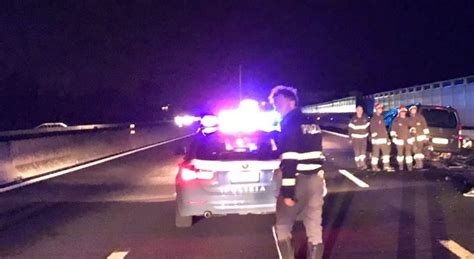 Incidente in autostrada l auto si ribalta ed è centrata da un furgone