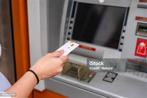 Atm 기계 화면 돈 은행 신용 카드를 들고 손 Atm에서 돈 현금을 인출하십시오 돈 스택 은행 신용 카드 개성 개념에 대한