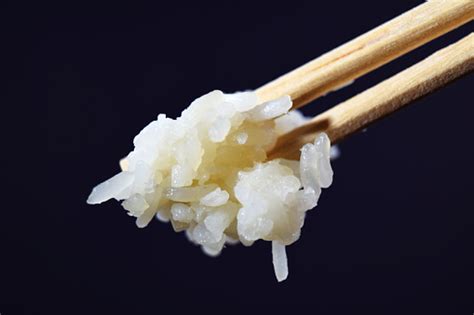 절연검은 배경에 흰 쌀을 들고 나무 젓가락의 극단적인 근접 촬영 0명에 대한 스톡 사진 및 기타 이미지 0명 대두 콩