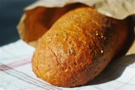 Cerca De Una Rebanada De Pan Integral Foto Premium