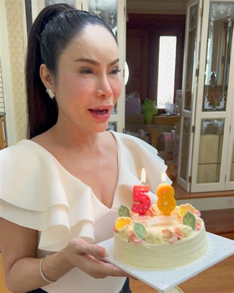 แม่แก้มบุ๋ม ปรียาดา หรือ แม่ลี ศริญญา ซูมความสวยแซ่บอายุ 58