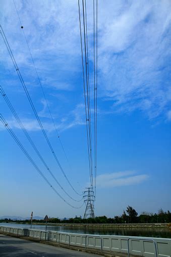 青空の背景に高電圧ポストと高圧線を持つ送電塔 つながりのストックフォトや画像を多数ご用意 つながり カラー画像 グローバル
