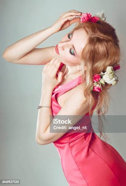 그녀의 머리에 꽃으로 금발입니다 여자의 아름 다운 섬세 한 이미지입니다 베이지색 배경에 촬영 스튜디오입니다 좋은 메이크업 금발