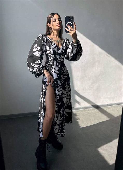 Принтована квіткова сукня міді з розрізом плаття міді з квітковим весняним принтом — ціна 955