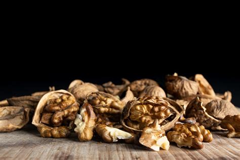 호두와 껍질은 검은 색 배경이있는 나무 소박한 테이블에 있습니다 0명에 대한 스톡 사진 및 기타 이미지 0명 개체 그룹 건강한 생활방식 Istock