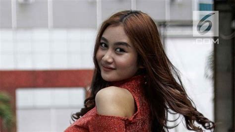 Pamela Safitri Pamer Foto Dipeluk Mesra Cowok ShowBiz Liputan6 Com