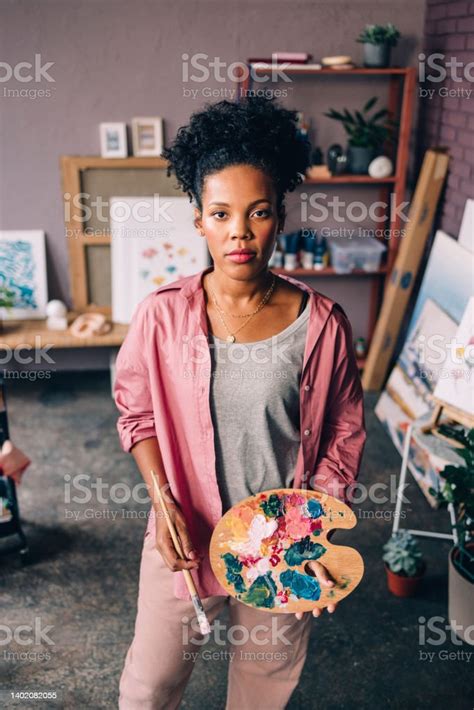 나무 예술가의 팔레트와 페인트 브러시를 들고있는 동안 카메라를 바라 보는 아름다운 혼합 인종 전문 아티스트 검은색에 대한 스톡 사진 및 기타 이미지 Istock