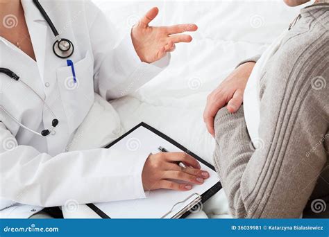 Medico E Un Paziente Immagine Stock Immagine Di Stretta 36039981