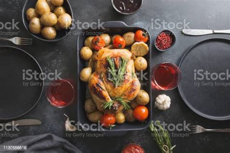 감자와 구운 닭고기 블랙 테이블에 토마토 위에서 보기 축 하 파티 추수감사절에 대한 스톡 사진 및 기타 이미지 추수감사절