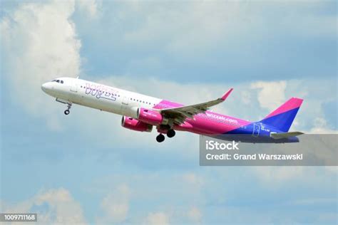 바르샤바 쇼팽 공항에서 이륙 하 Lxn에 어 버스 A321231wizz 공기 비행기 Wizz Air에 대한 스톡 사진 및 기타