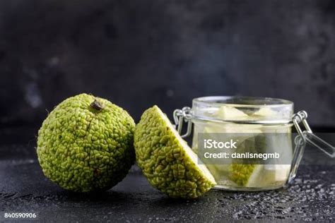 검은색에 아담의 사과입니다 아담의 사과 유리 항아리에 팅 크가 고 건강관리와 의술에 대한 스톡 사진 및 기타 이미지 건강