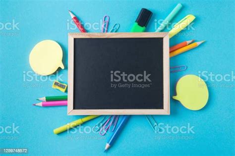 학교 칠판 및 다양한 문구 액세서리 학교 개념으로 돌아가기 최고 보기 0명에 대한 스톡 사진 및 기타 이미지 0명 9월