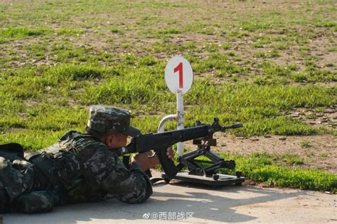 开火！武警新兵首次实弹射击