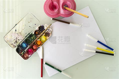 设置绘图白纸毡头笔用过的颜料刷子一罐水孩子们的创造力
