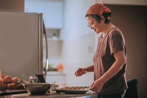 부엌에서 집에서 베이킹 시트에 땅콩 비스킷을 준비 하는 머리 스카프와 아시아 중국어 중간 성인 여자 밤 하루 시간대에 대한 스톡 사진 및 기타 이미지 Istock