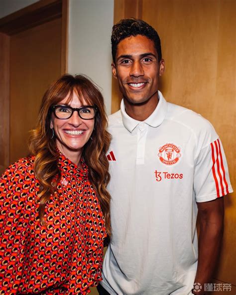 茱莉娅罗伯茨再次观战曼联比赛，并获赠1号球衣，众