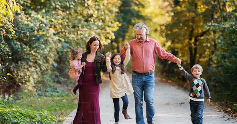 Foto Zum Thema Eine Schöne Junge Familie Mit Kleinen Kindern Auf Einem