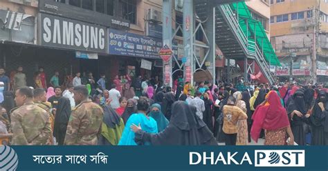 বকেয়া বেতনের দাবিতে মিরপুরে গার্মেন্টস শ্রমিকদের সড়ক অবরোধ