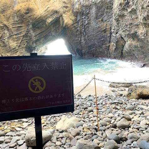 伊豆の竜宮窟 途中から立ち入り禁止になってた 前は水際まで いけたのになーーーっ 落石注意ってかいてあるから なんかあったのかしら
