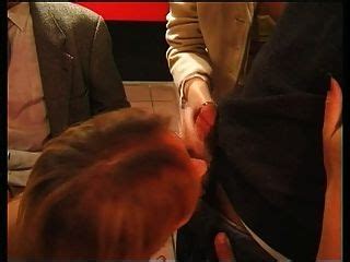 Vieille Salope En Gang Bang Dans Un Sex Shop Seqingx Com