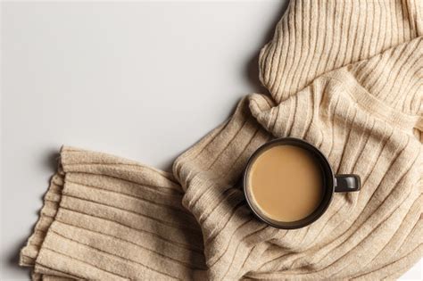 추상적인 가을 구성 다채로운 배경 이미지 가을 겨울 개념 맨 위 보기입니다 플랫 레이 공간을 복사합니다 격자 무늬 흰색 배경에 커피 한 잔 추수 감사절 개념 가을에 대한