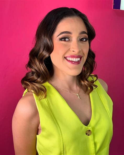 La verdadera belleza comienza en el momento en que decides ser tú misma Maquillaje y peinado