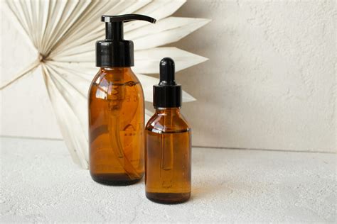 갈색 병 갈색 유리병 건강과 아름다움 고급 스킨케어 드라이플라워 미니멀리스트 디자인 미니멀리스트의 아름다움 미묘한