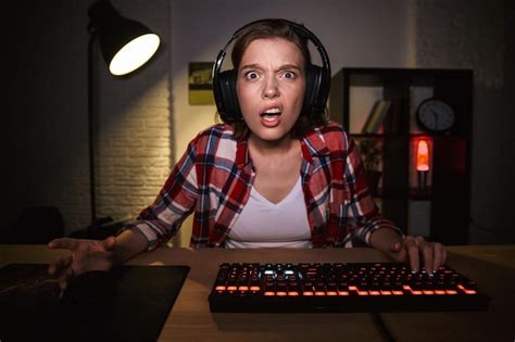 Nervioso Jugador Joven Enojado Jugando Juegos De Computadora En L Nea En La Mesa Foto Premium