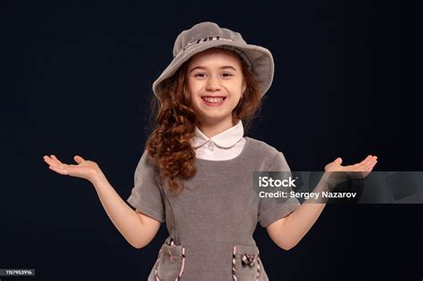 검은 배경에 포즈를 취하는 길고 곱슬 머리로 사랑스러운 어린 아이의 스튜디오 샷 갈색 머리에 대한 스톡 사진 및 기타 이미지 갈색 머리 감정 곱슬 머리 Istock