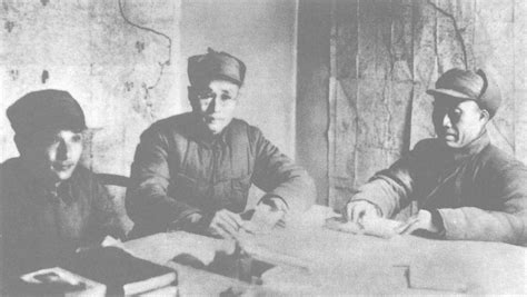 八路军总司令朱德右与第129师师长刘伯承中、政治委员邓小平左在太行前线研究作战计划 中国抗日战争 图片
