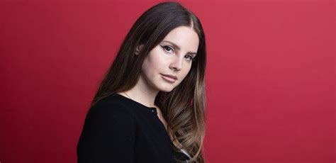 Lana Del Rey posa seminua em capa de novo álbum Portal Viu