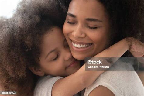행복한 애정 아프리카 가족 엄마와 어린 아이 딸 포옹 가족에 대한 스톡 사진 및 기타 이미지 가족 부모 아이 Istock