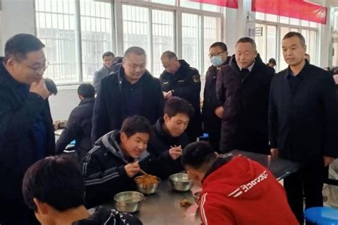 邓州市刘集镇政府领导深入刘集二初中开展食品安全检查并落实陪餐工作魏海波饭菜问题
